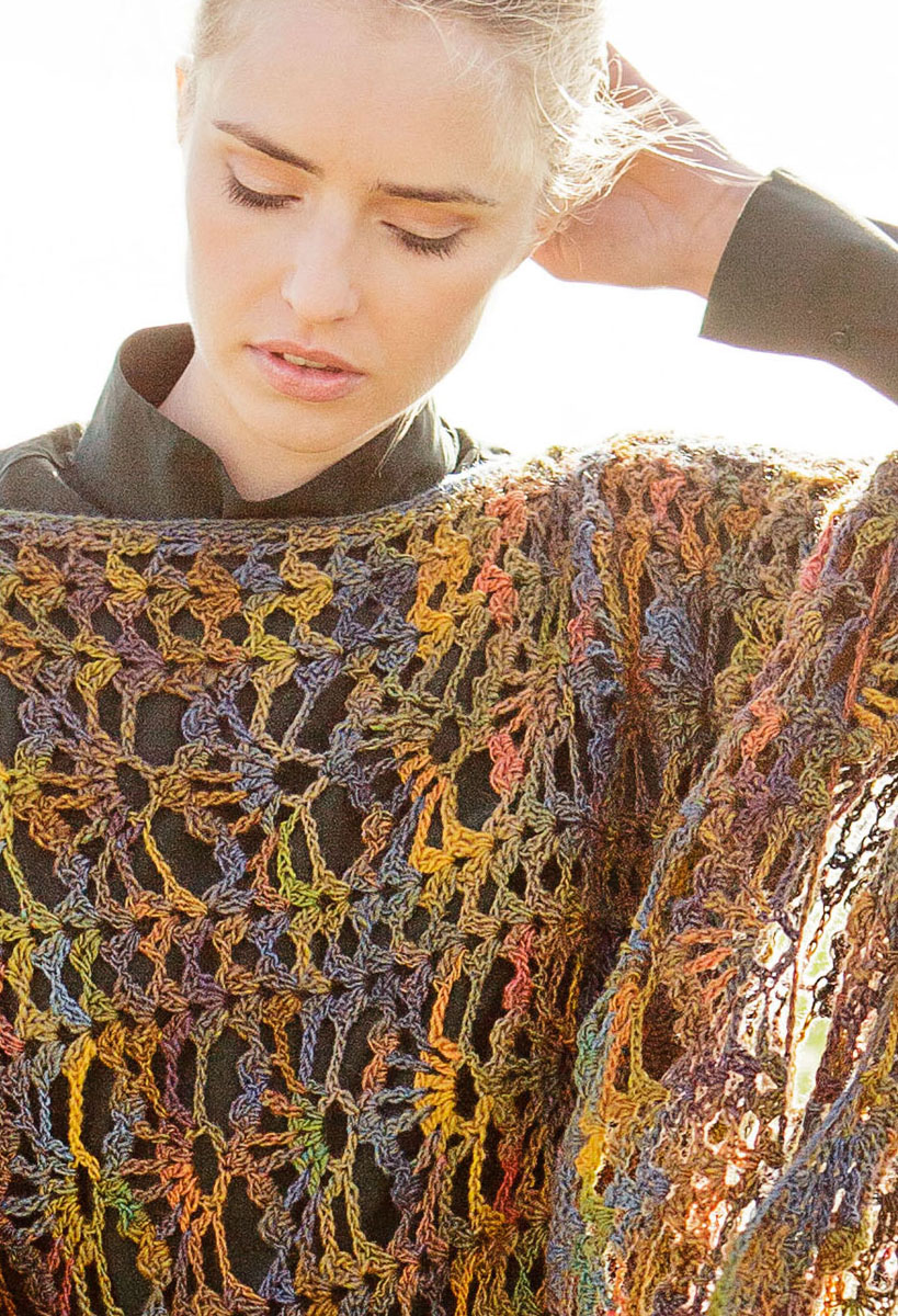 GEHAAKTE PONCHO Gomitolo 200 van Lana Grossa | GOMITOLO Uitgave 1 (NL) - Model 11